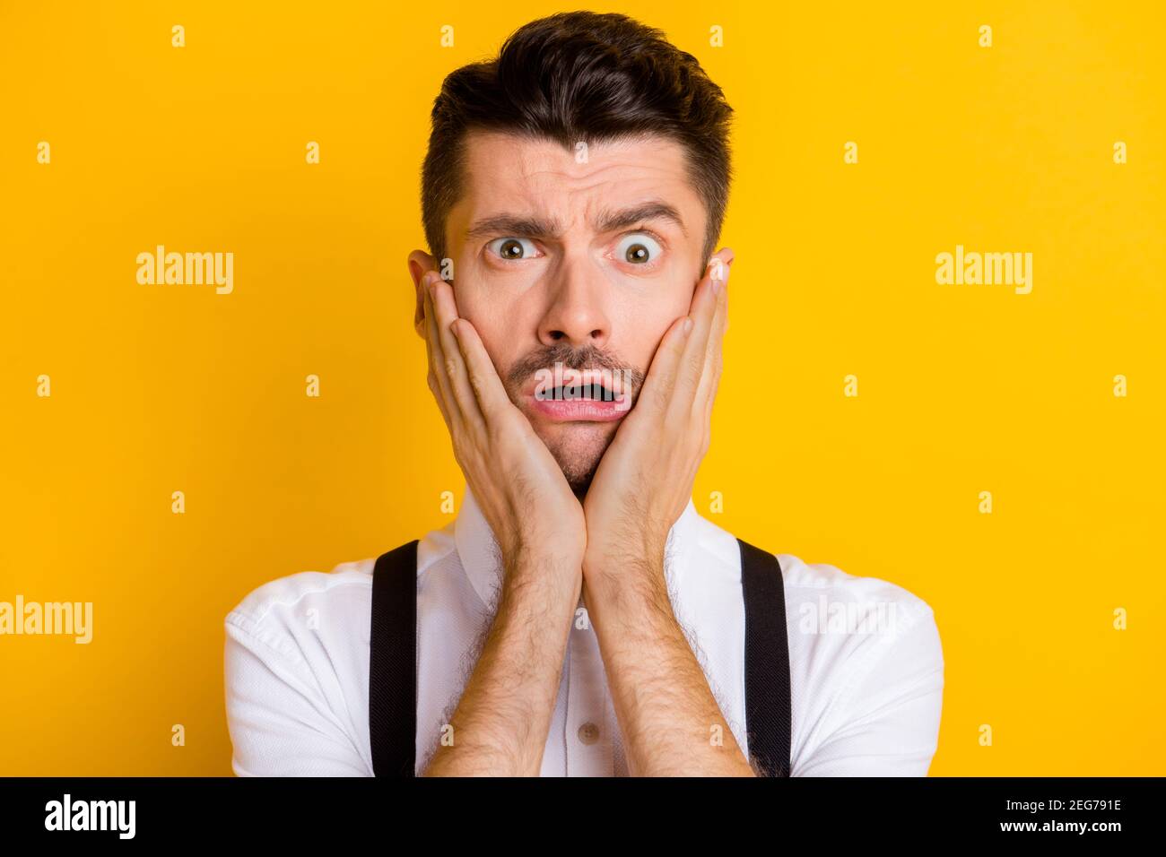 Photo portrait amazed stressed depressed man touching cheeks with hands ...