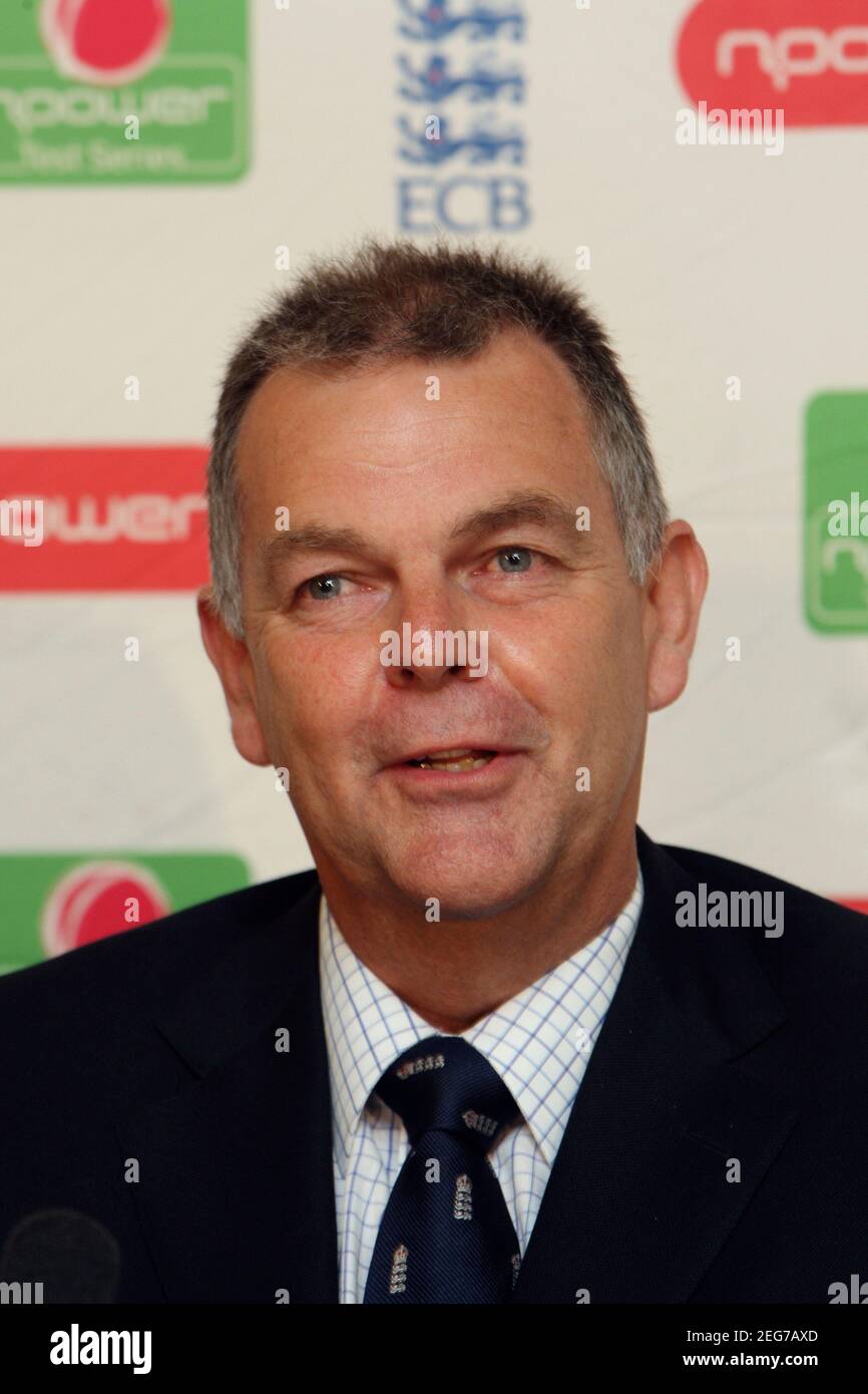 Test cricket selector hi-res stock photography and images - Alamy