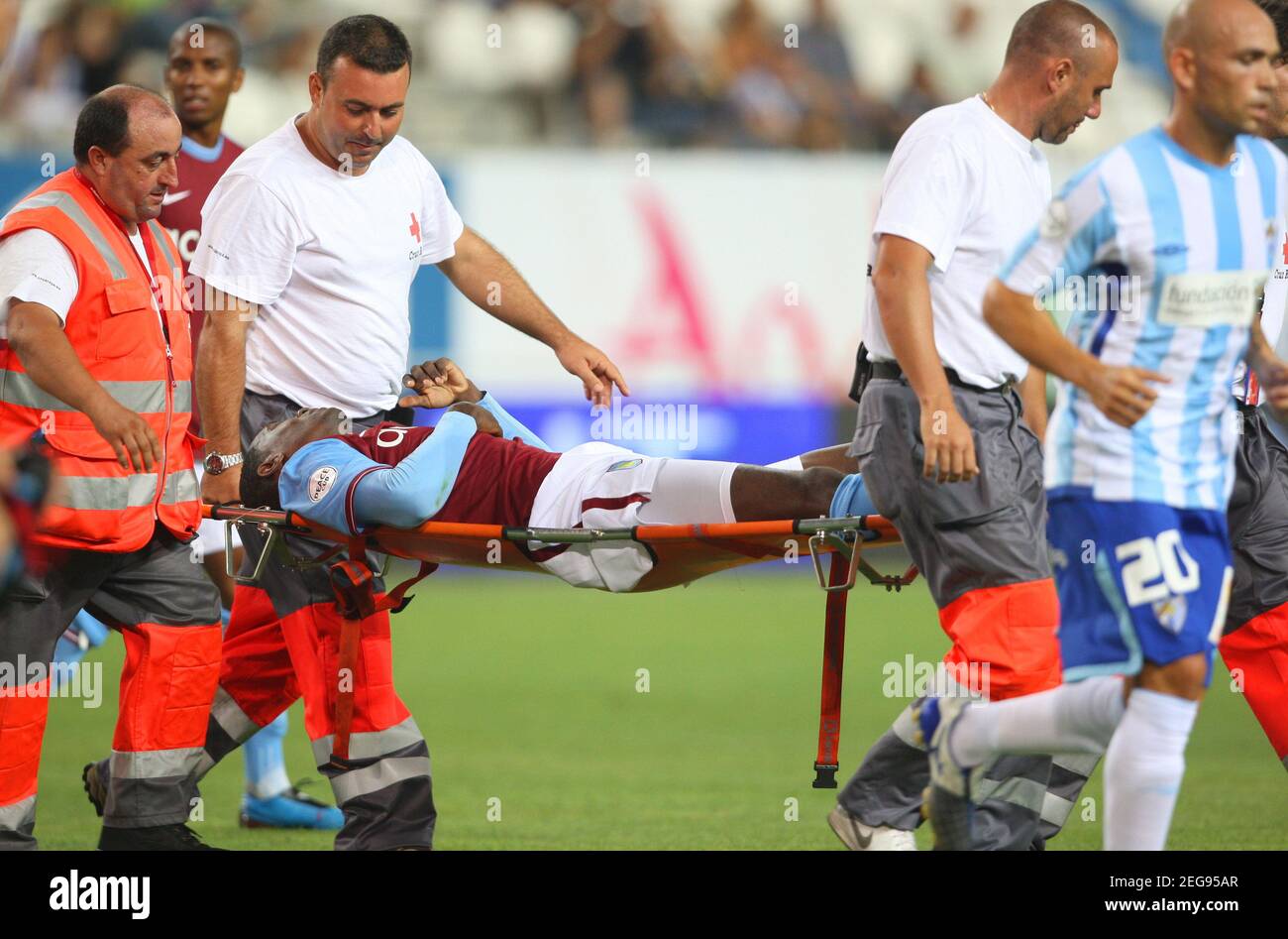 Sport football action injury stretcher hi-res stock photography and ...