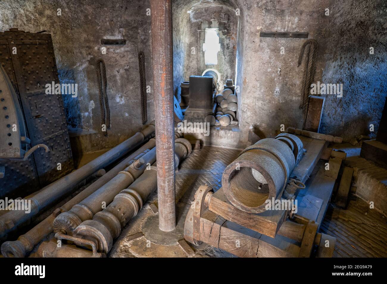 Cannons and cannon balls hi-res stock photography and images - Alamy