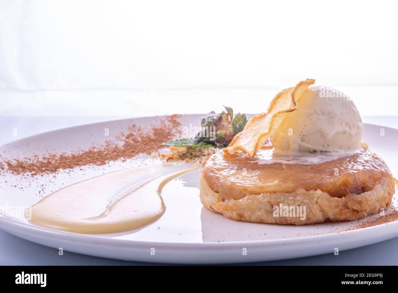 apple tarte tatin with vanilla ice cream Stock Photo - Alamy
