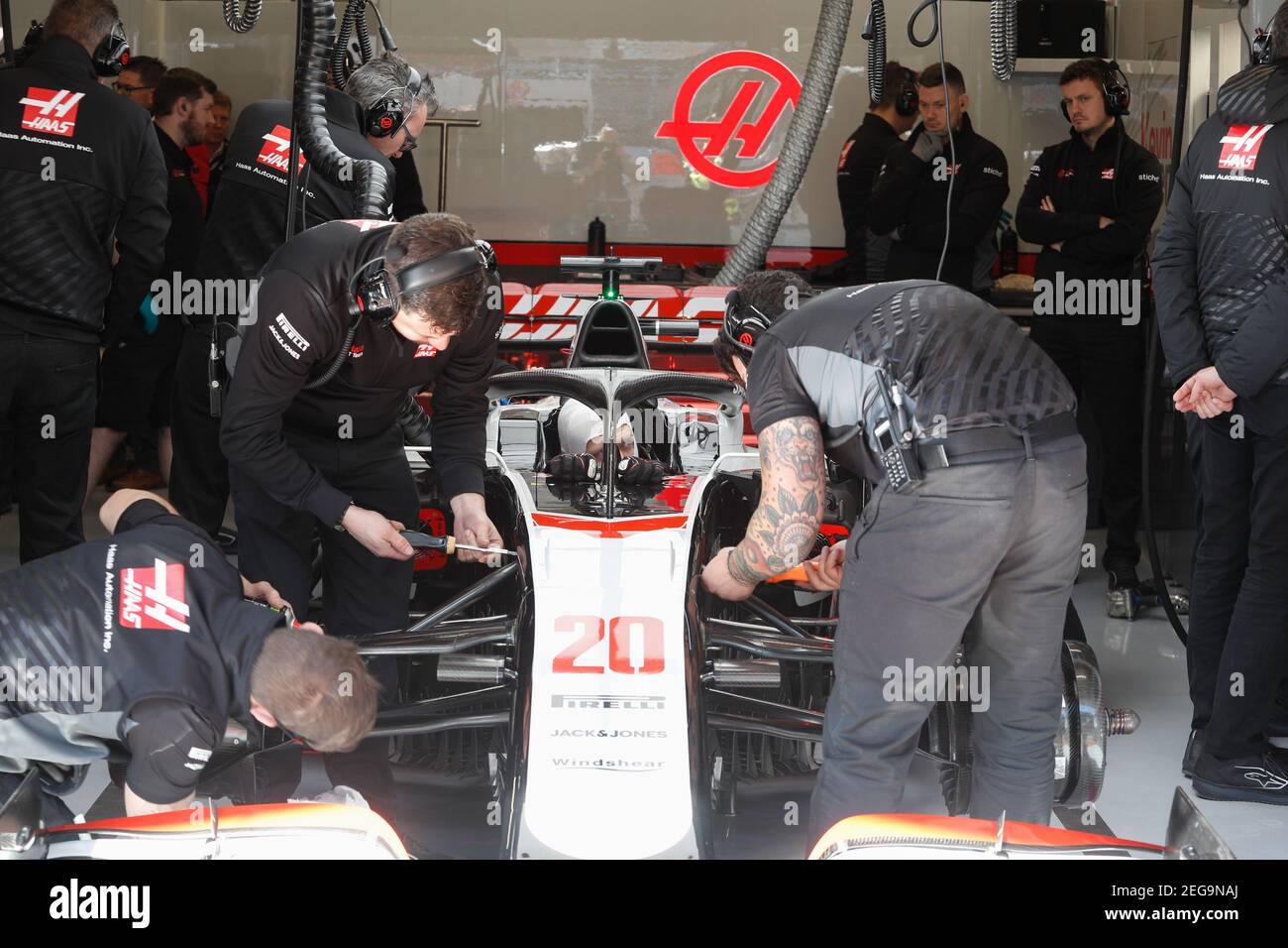 Haas f1 mechanic hi-res stock photography and images - Alamy