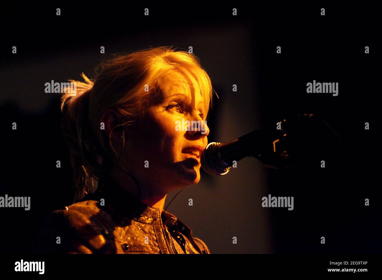 Female singer performing hi-res stock photography and images - Alamy