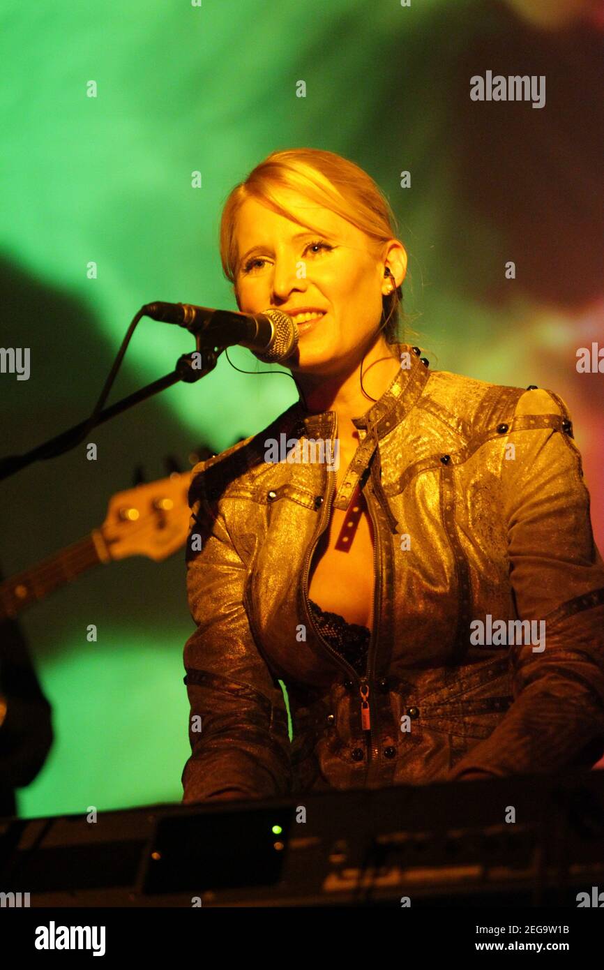 Blonde female vocalist hi-res stock photography and images - Alamy