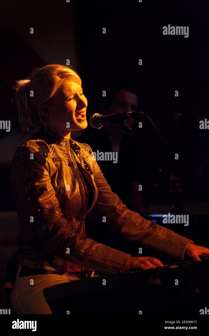 Female singer performing hi-res stock photography and images - Alamy