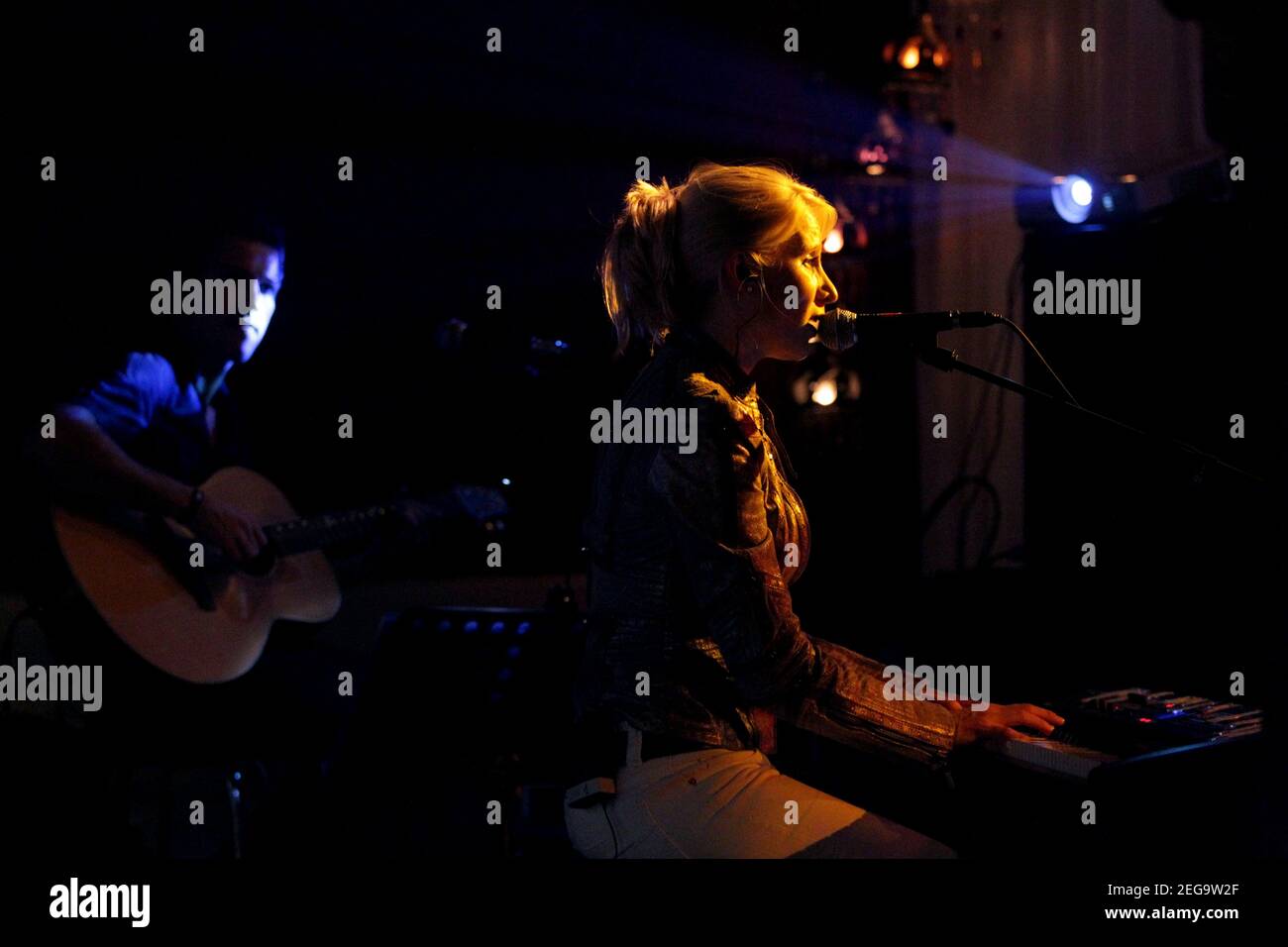 Female singer performing live hi-res stock photography and images - Alamy