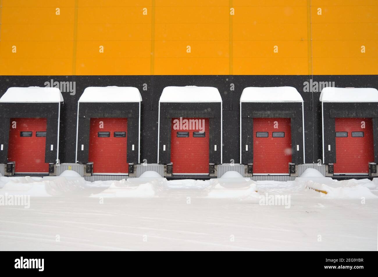 Covered loading bay hi-res stock photography and images - Alamy