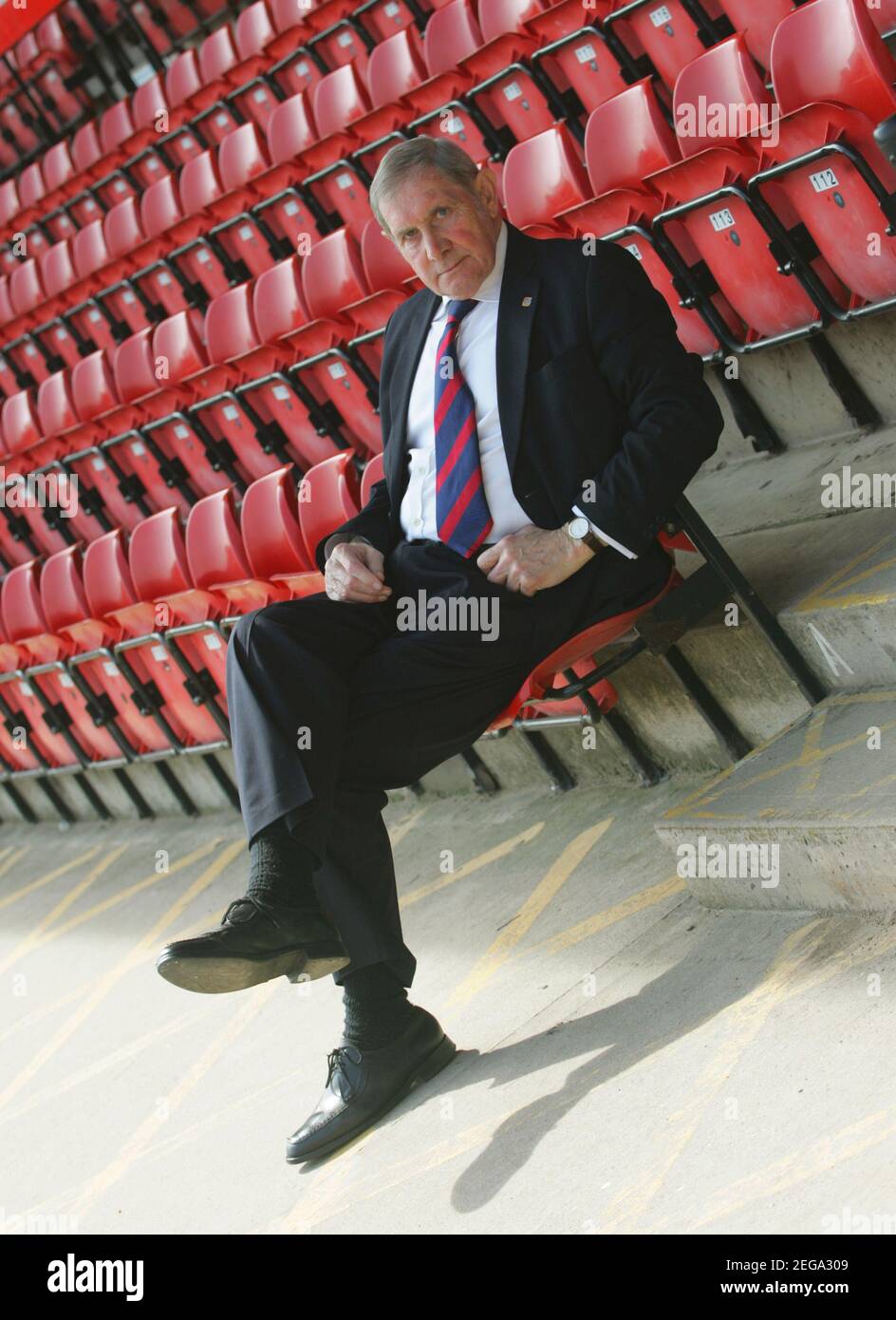 Referee jack taylor hi-res stock photography and images - Alamy