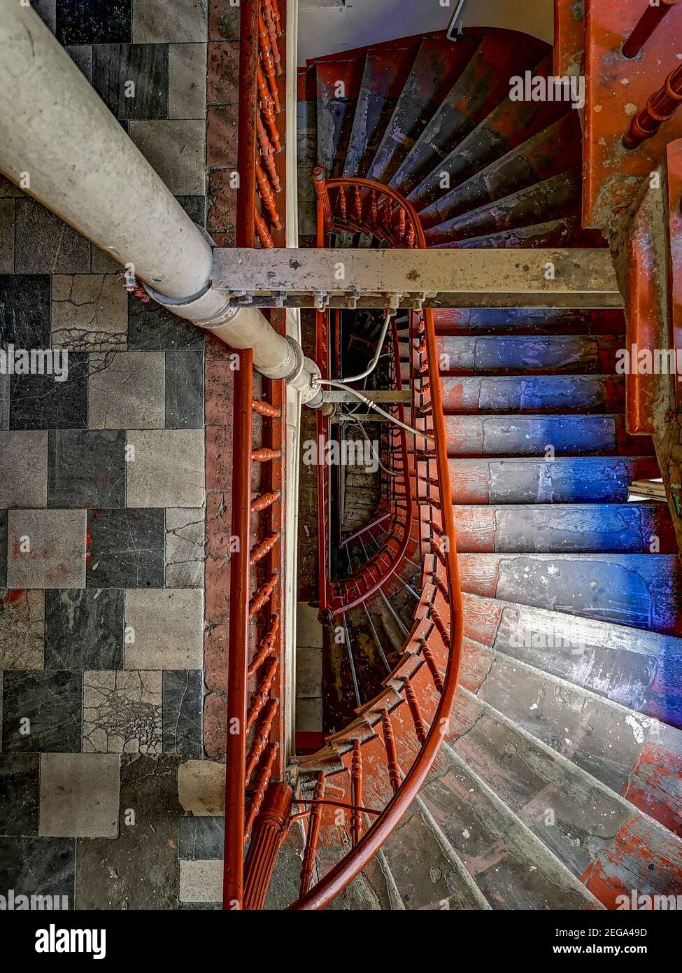 Red spiral staircase hi-res stock photography and images - Alamy