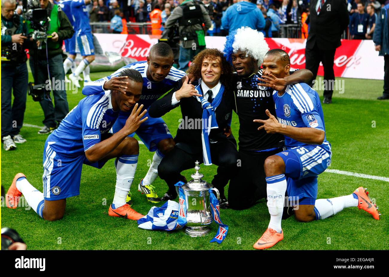 Chelsea players celebrate with the fa cup hi-res stock photography and ...