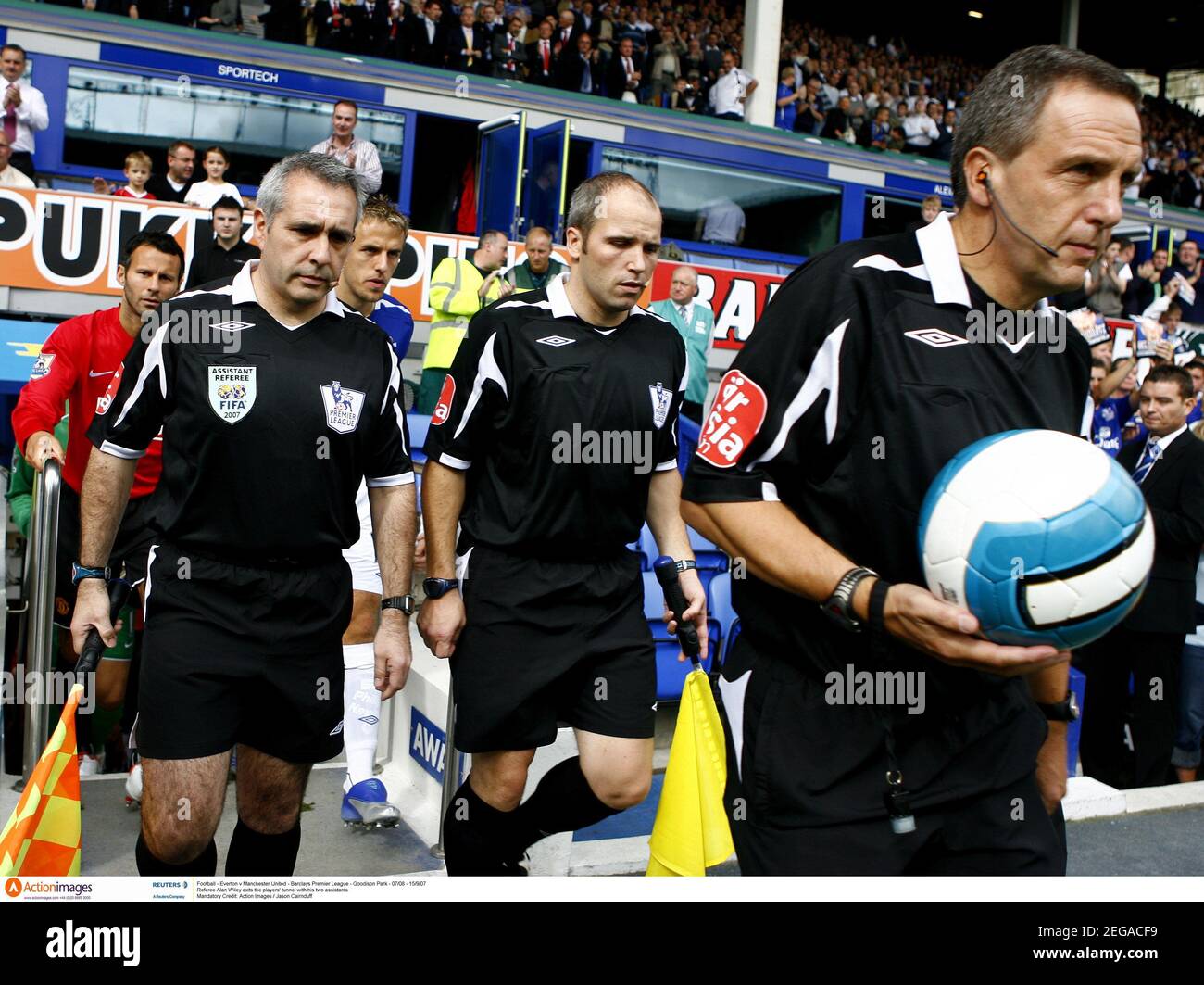 Everton goodison park players tunnel hi-res stock photography and ...