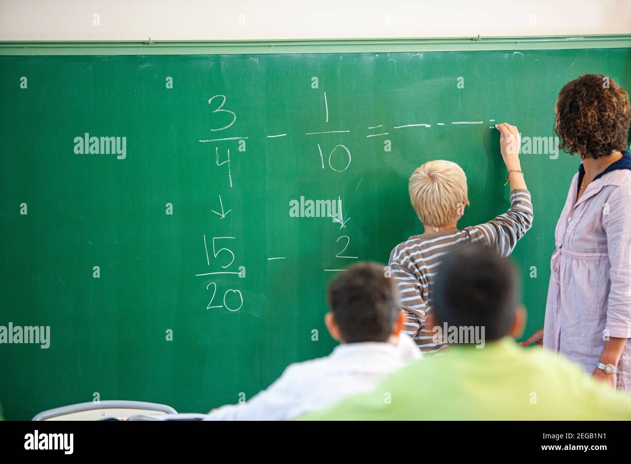 Teacher teaching her class in a school classroom Stock Photo - Alamy