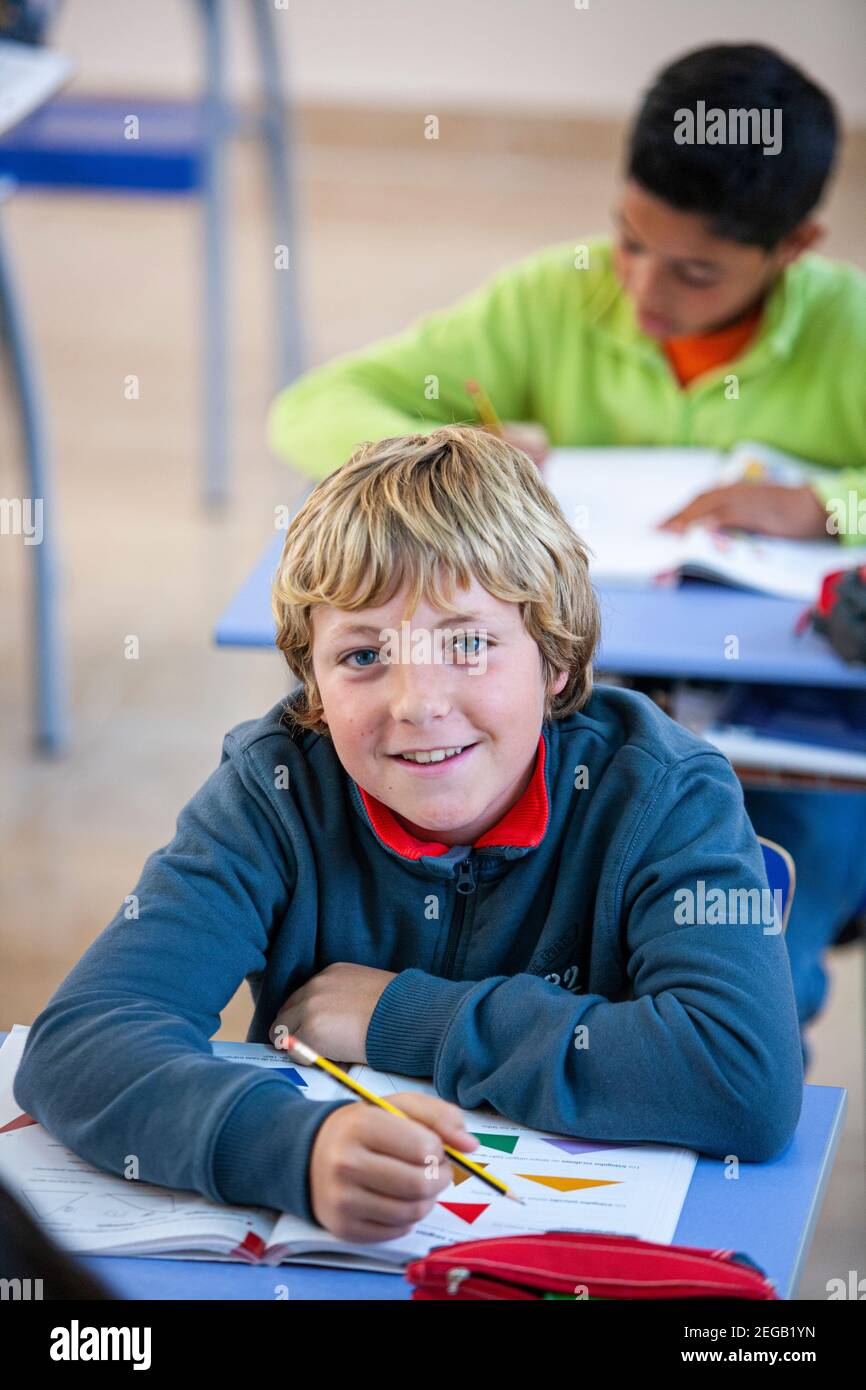 Young children in a school classroom Stock Photo - Alamy