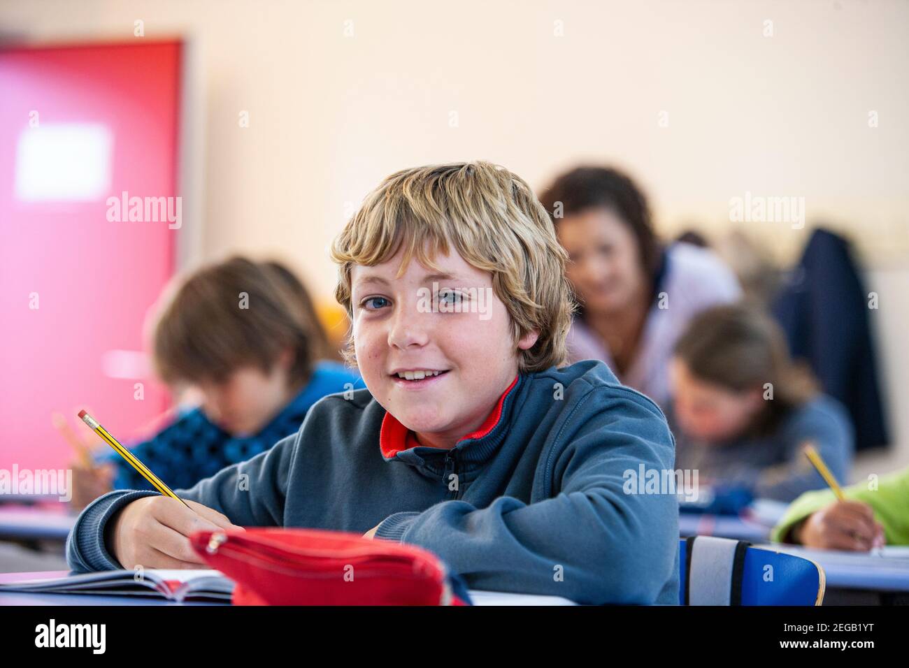 Young children in a school classroom Stock Photo - Alamy