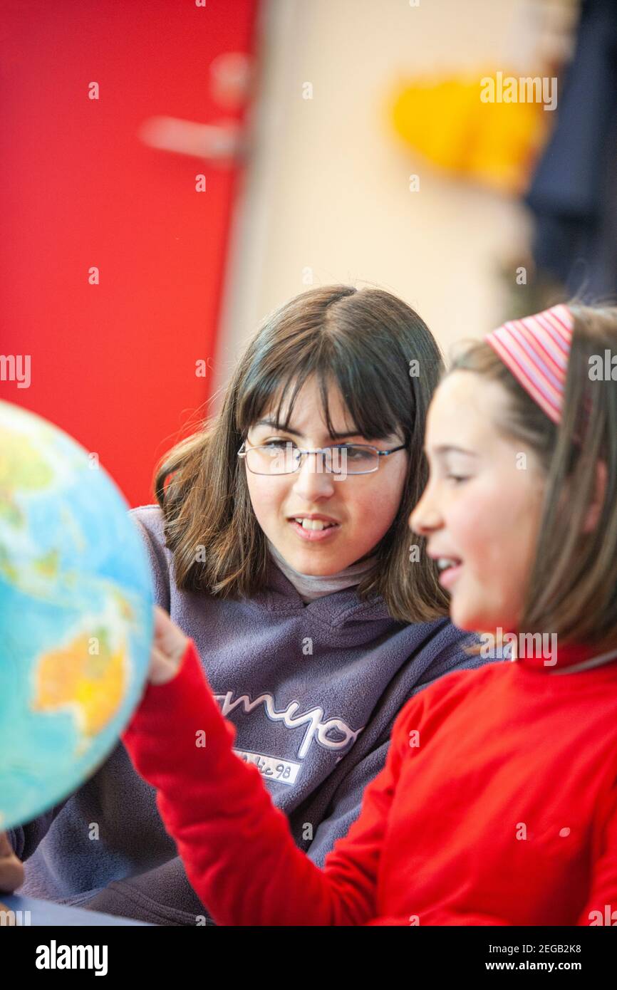 Group of 12 year old girls hi-res stock photography and images - Alamy