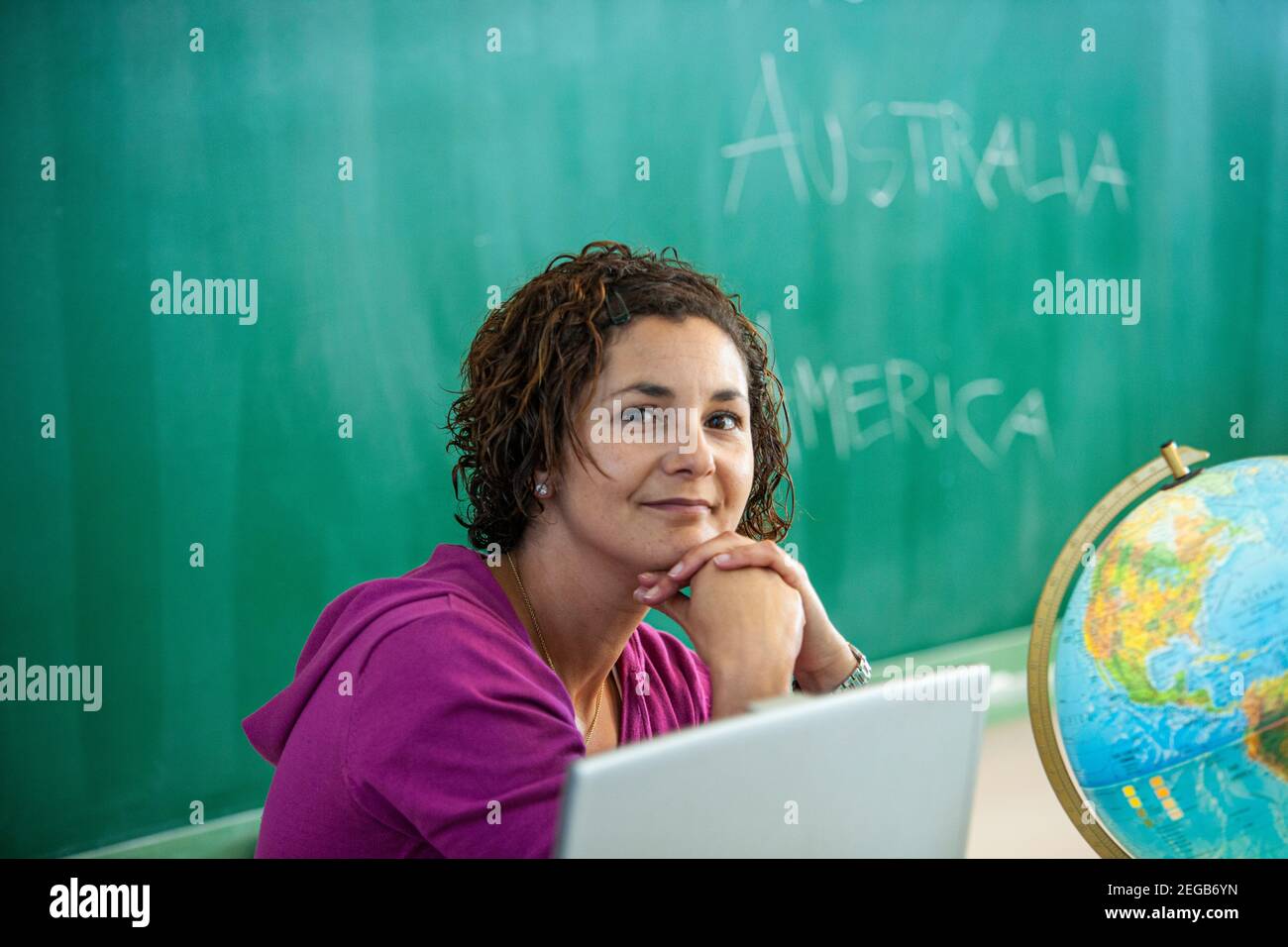 Teacher teaching her class in a school classroom Stock Photo - Alamy