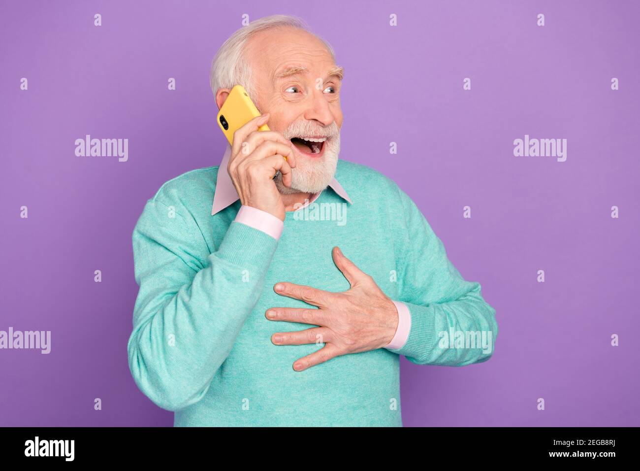 Photo portrait of man talking on mobile phone laughing hand on chest ...