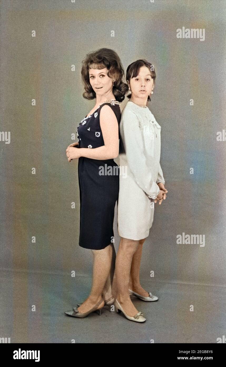 Die deutsche Sängerin und Schauspielerin Lotti Krekel mit ihrer Schwester Hilde (rechts ...