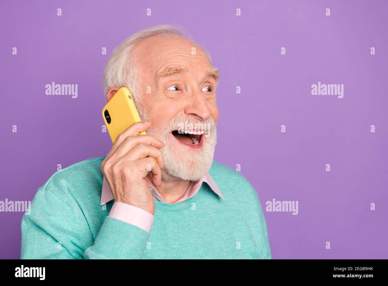 Photo portrait of senior man talking on mobile phone laughing looking ...