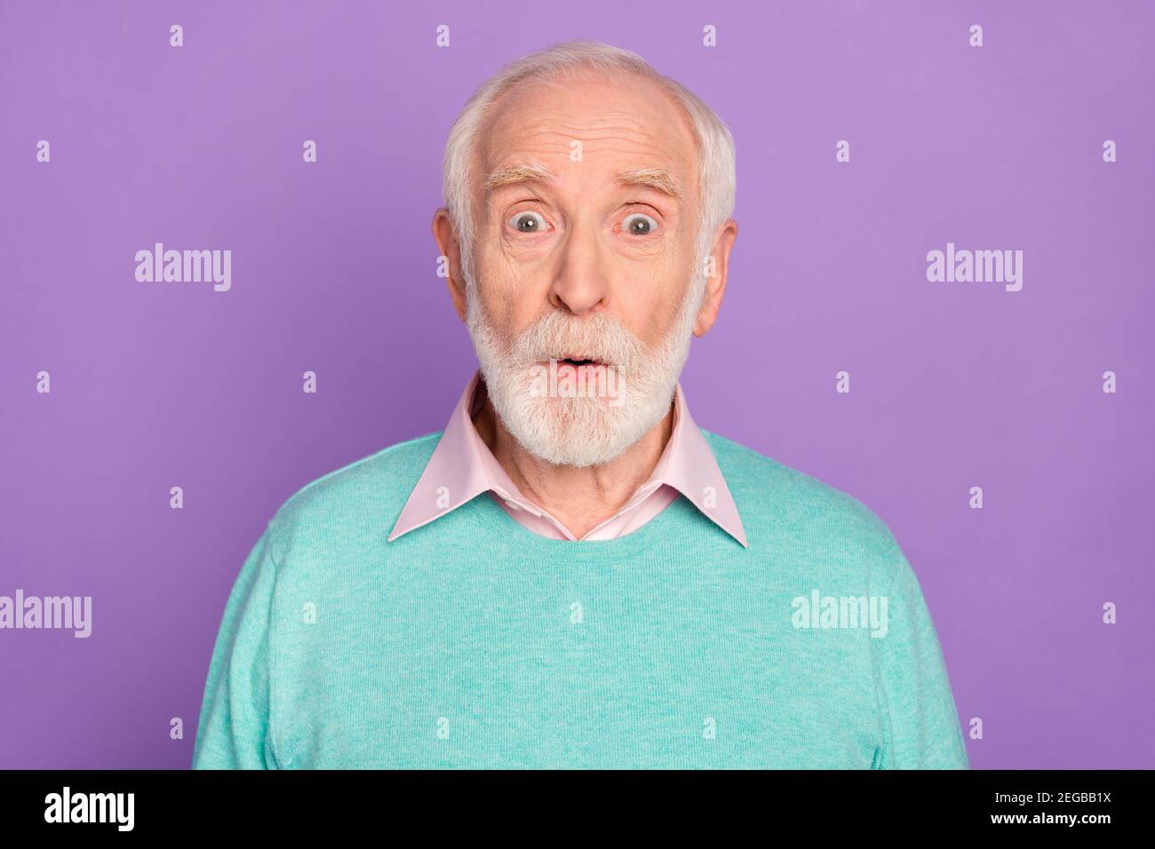 Photo portrait of amazed shocked old man wearing turquoise pullover ...
