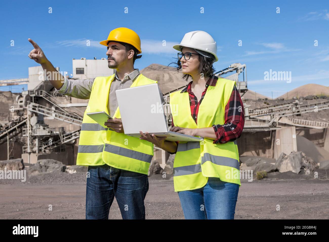 Female and male construction workers hi-res stock photography and ...