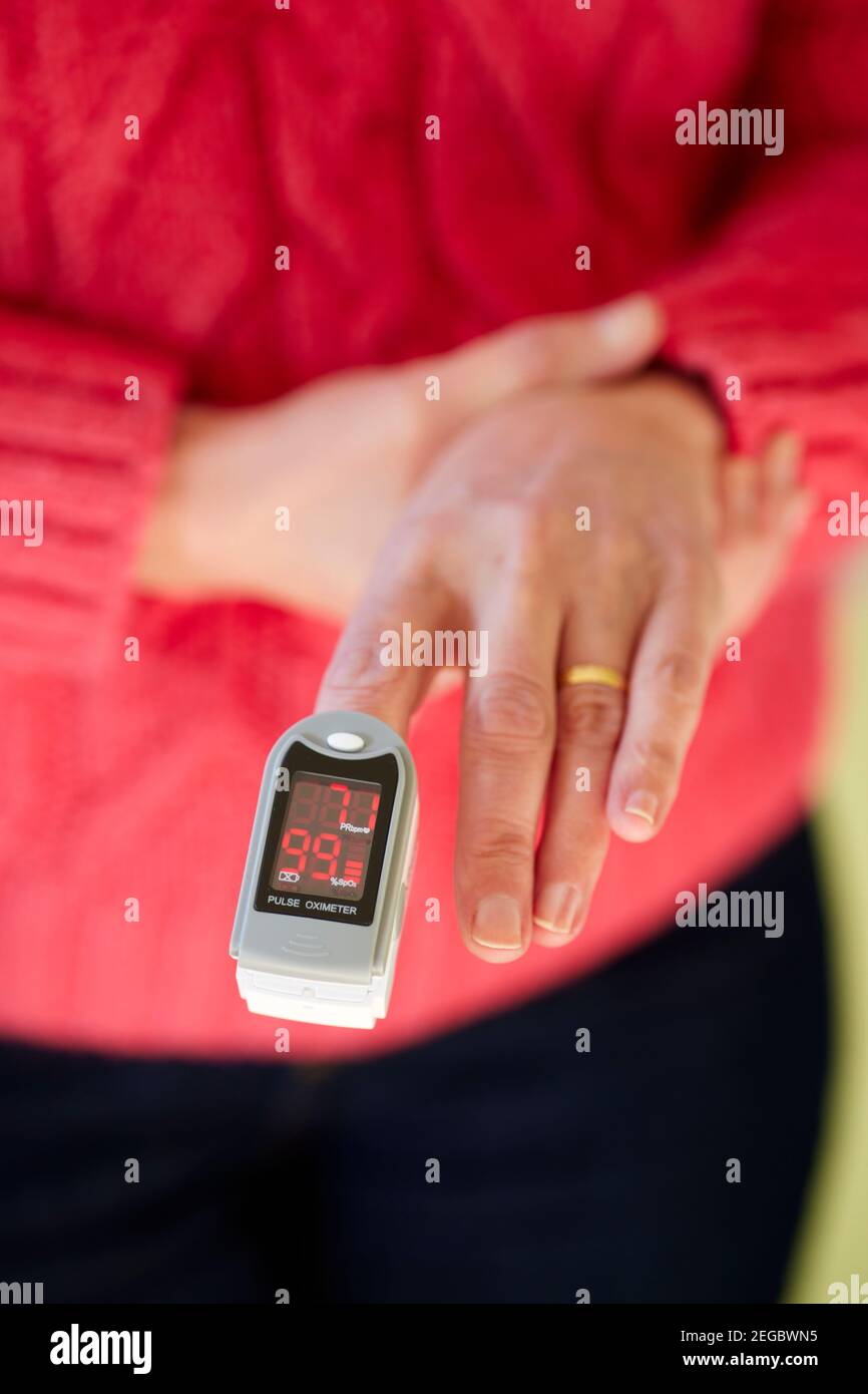 Pulse oximeter reading hi-res stock photography and images - Alamy