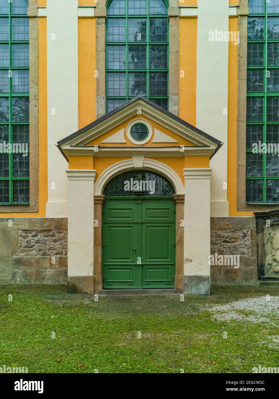 Green doors and windows hi-res stock photography and images - Alamy