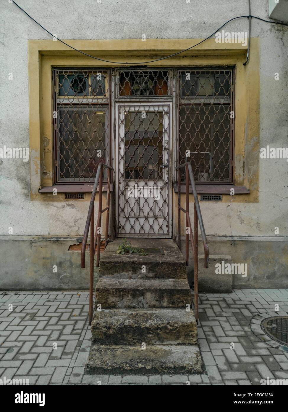 Building entrance stairs hi-res stock photography and images - Alamy