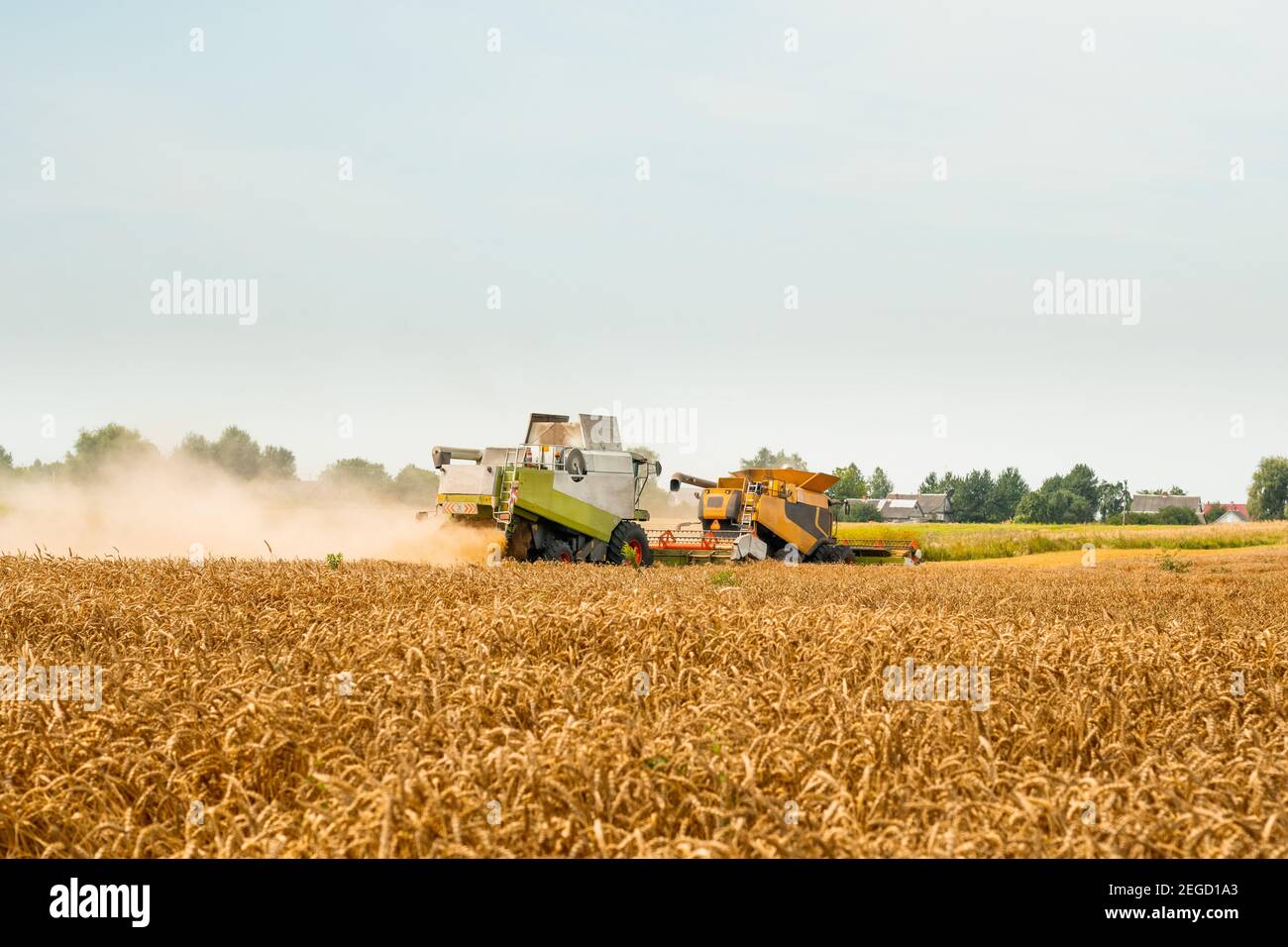 Modern harvesting machine wheat hi-res stock photography and images - Alamy