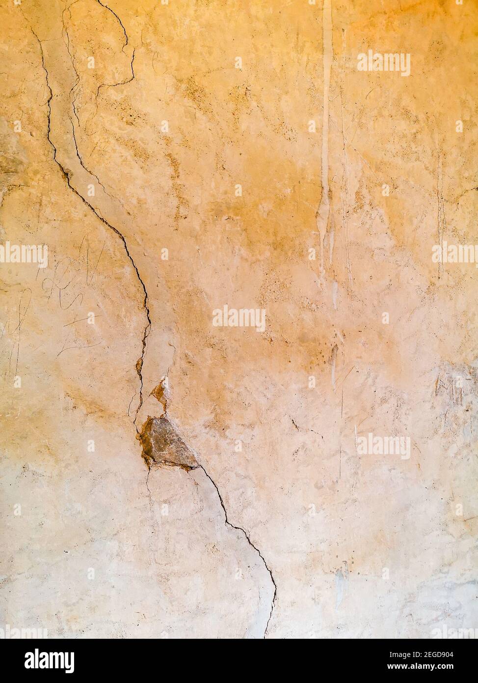 Building crack hi-res stock photography and images - Alamy