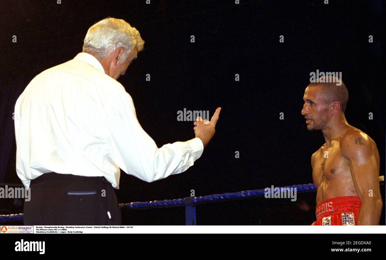 Wembley centre is the referee hi-res stock photography and images - Alamy