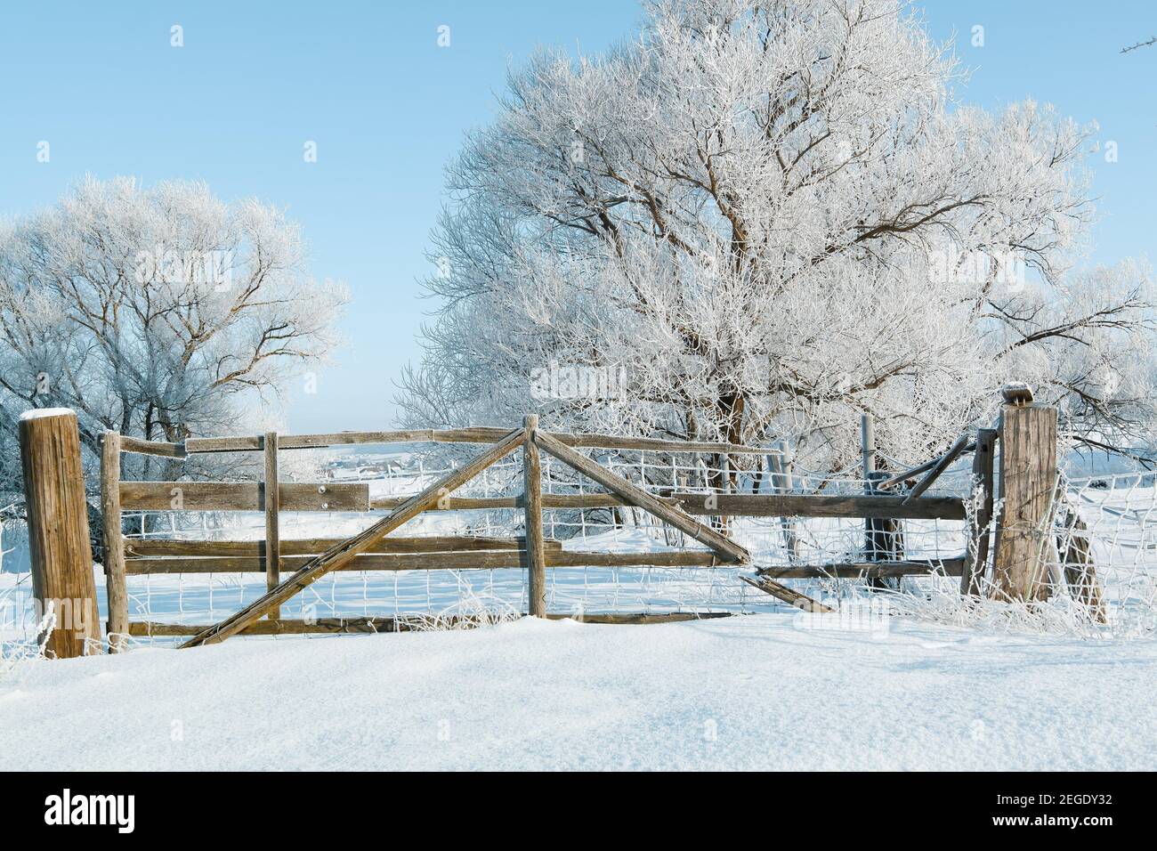 White wooden cottage gate hi-res stock photography and images - Alamy