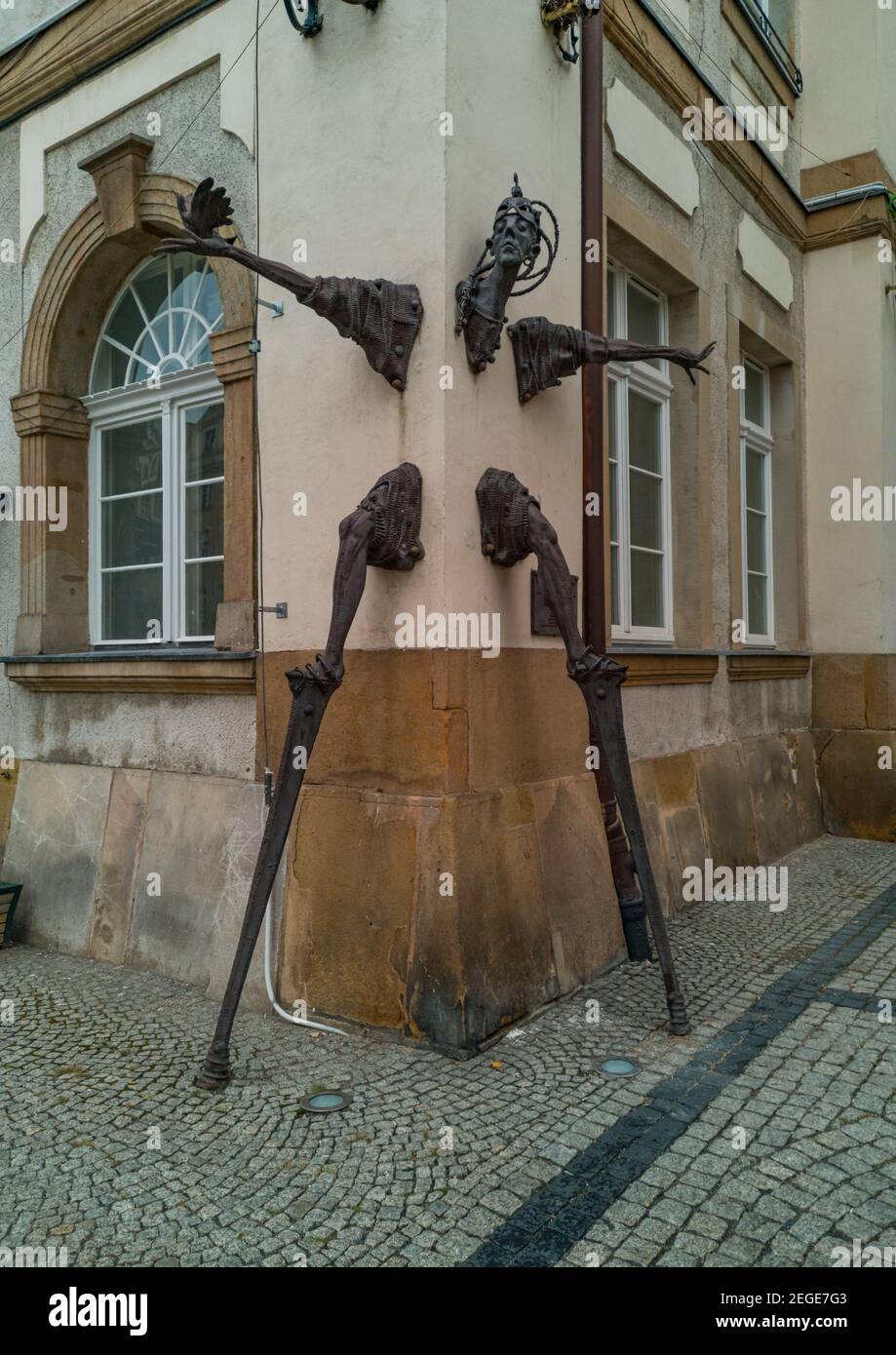 Stilt walker statue hi-res stock photography and images - Alamy