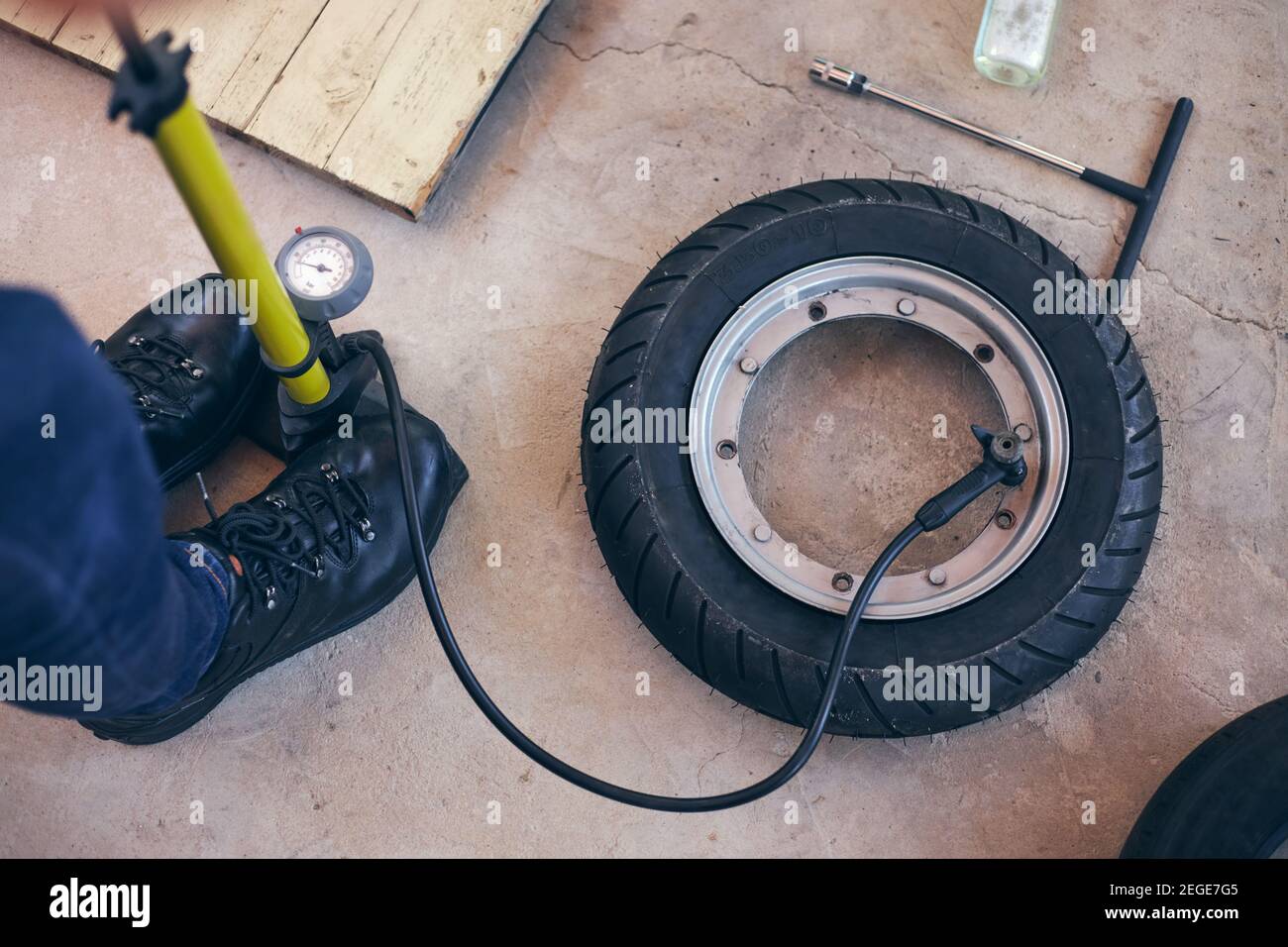 Overhead pump hi-res stock photography and images - Alamy