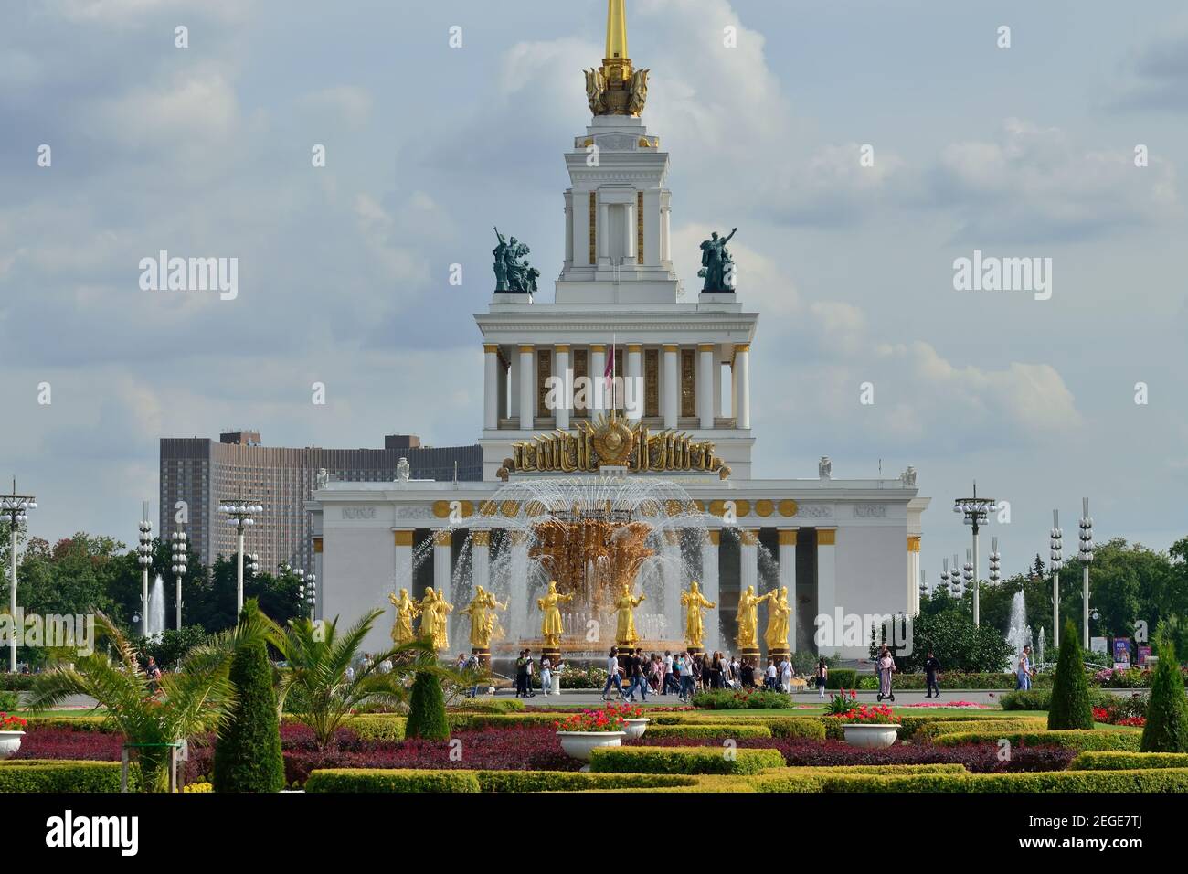 Gold statue moscow hi-res stock photography and images - Alamy