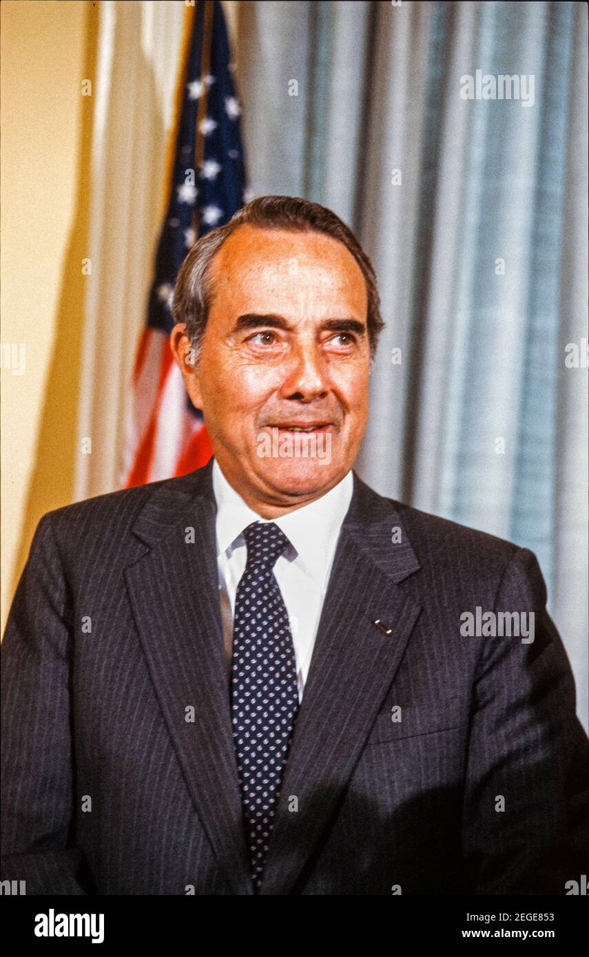 FILE PICTURES: United States Senate Minority Leader Bob Dole ...