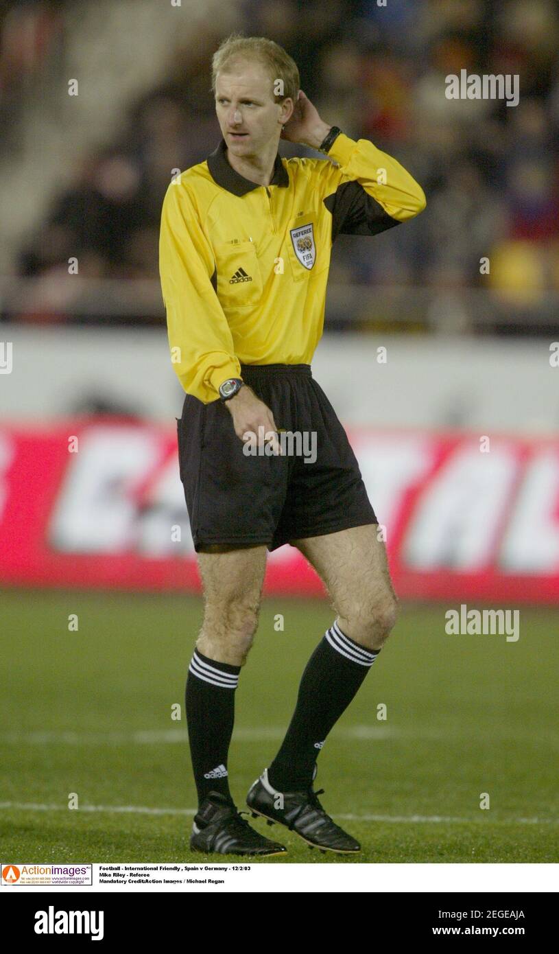 Mike riley referee hi-res stock photography and images - Alamy