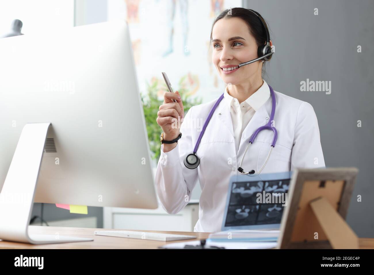 Hospital patient headphones hi-res stock photography and images - Alamy