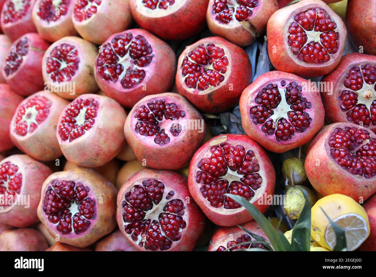 Vitamin deposu kırmızı meyve:Nar Stock Photo - Alamy