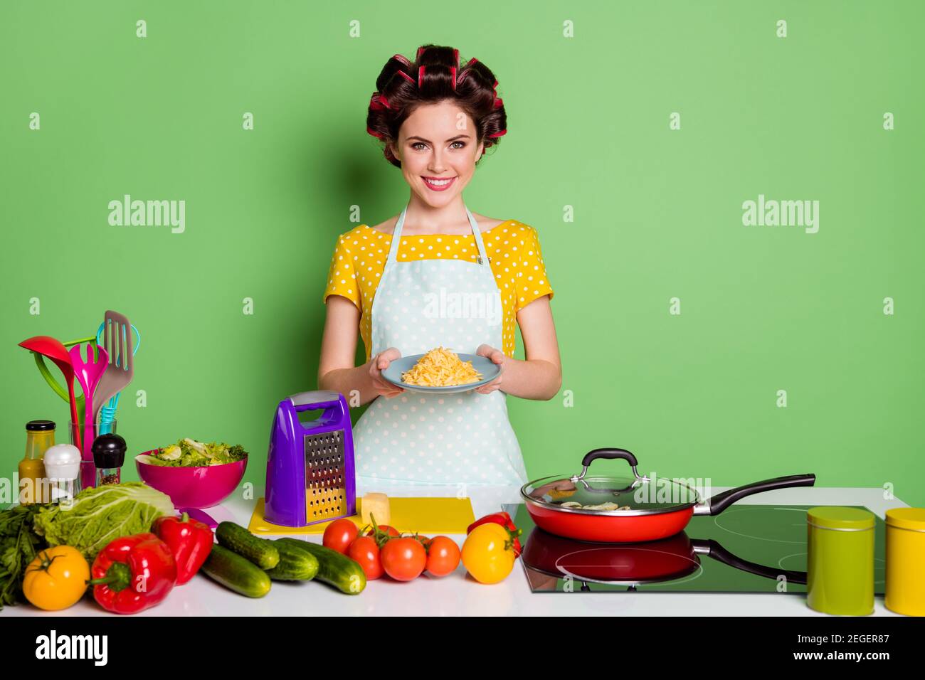 Portrait of her she nice attractive glamorous cheerful cheery housewife ...