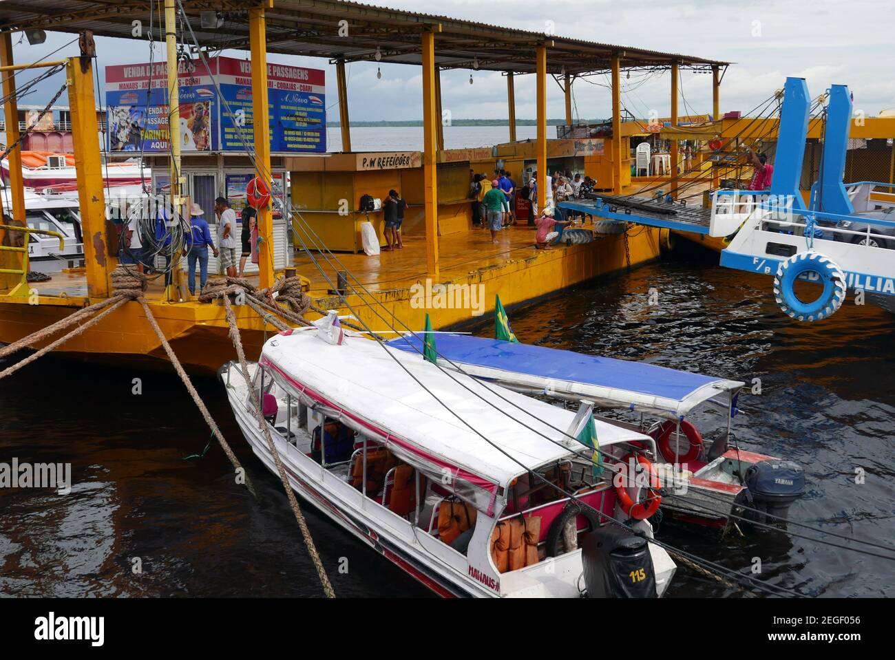 Floating dock in Tefe Amazonas for the passenger ferry to Manaus Stock ...