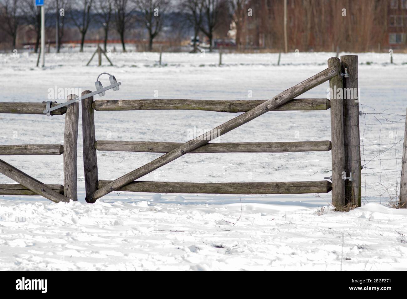 Wooden gate snow hi-res stock photography and images - Alamy