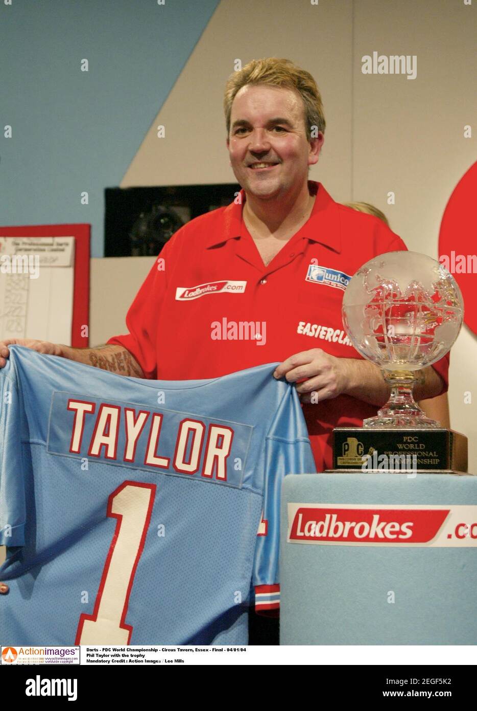 Pdc world championship trophy hi-res stock photography and images - Alamy