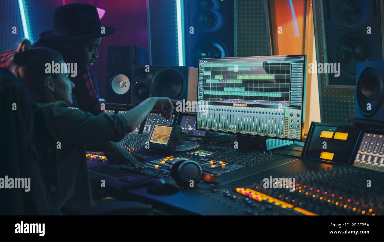 Black female sound engineer hi-res stock photography and images - Alamy