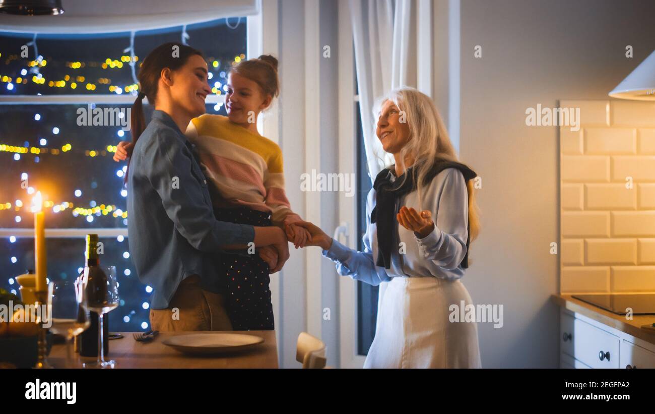 Family dancing kitchen child hi-res stock photography and images - Alamy
