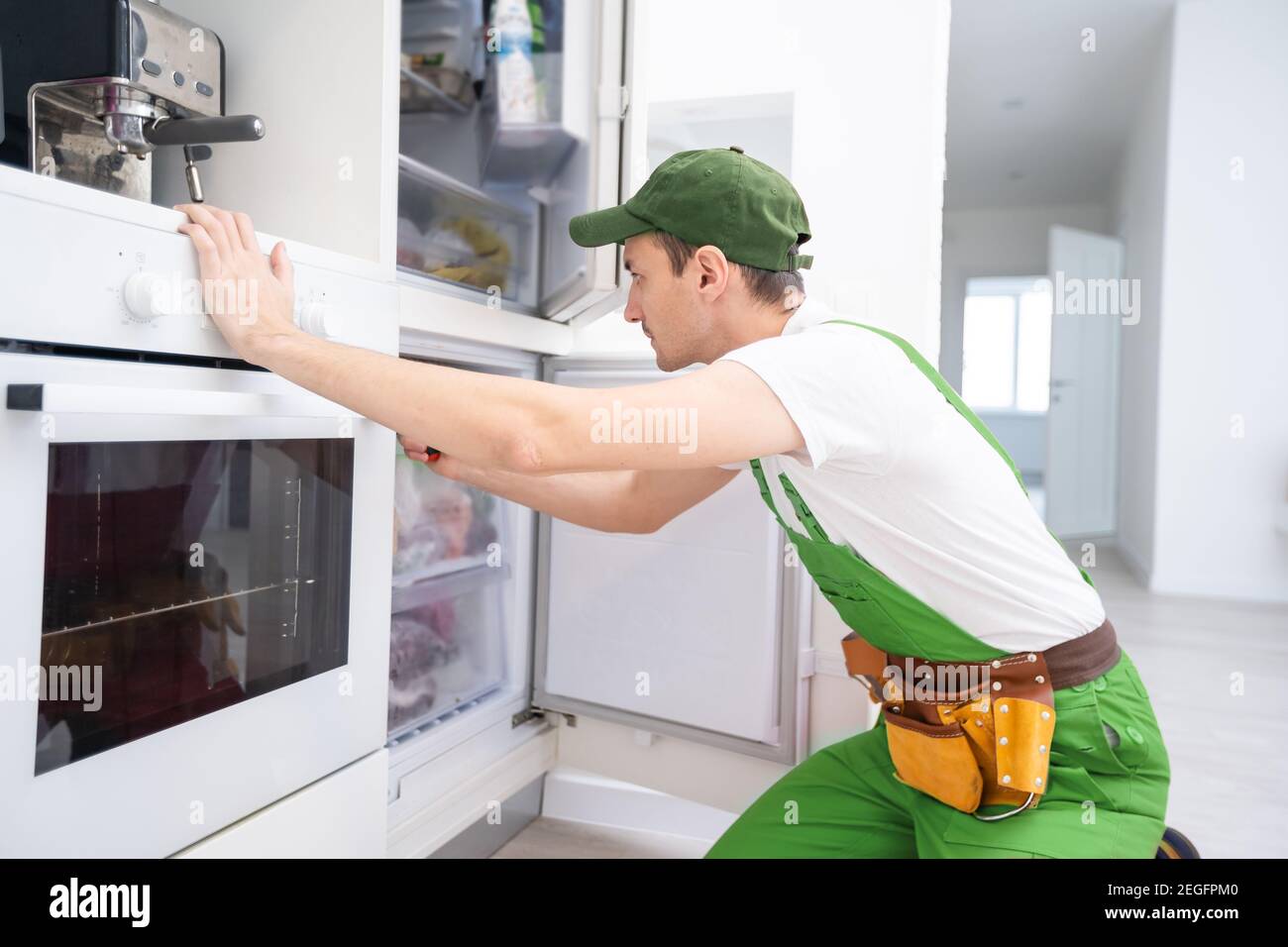 Fixing microwave oven hi-res stock photography and images - Alamy