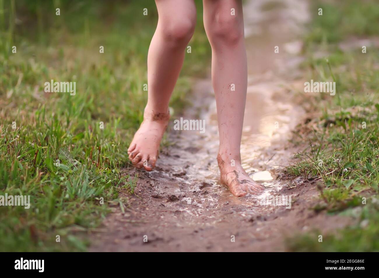 Running foot splash hi-res stock photography and images - Alamy