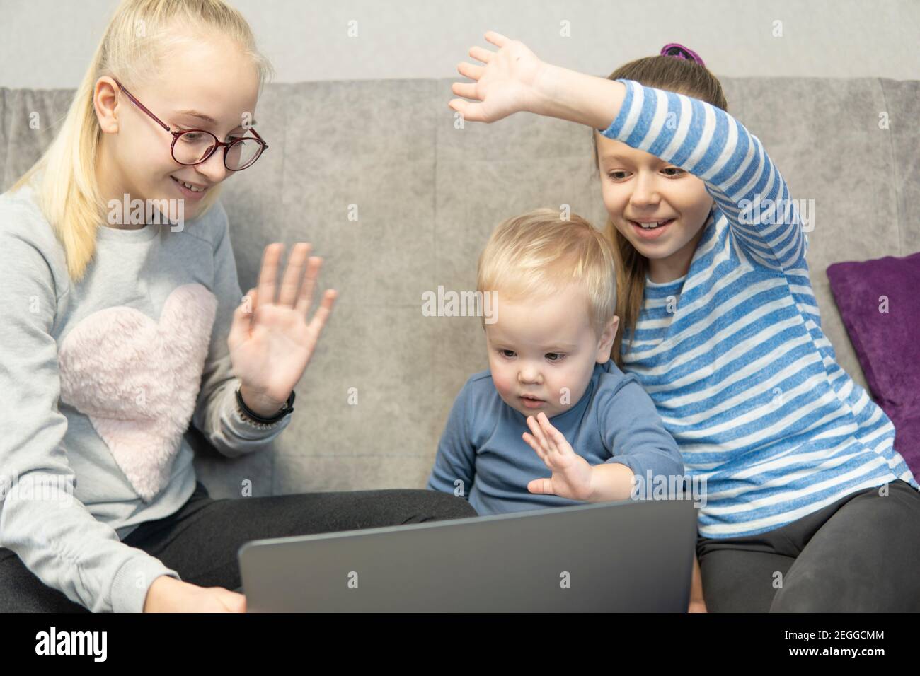 Sisters talking sofa hi-res stock photography and images - Alamy