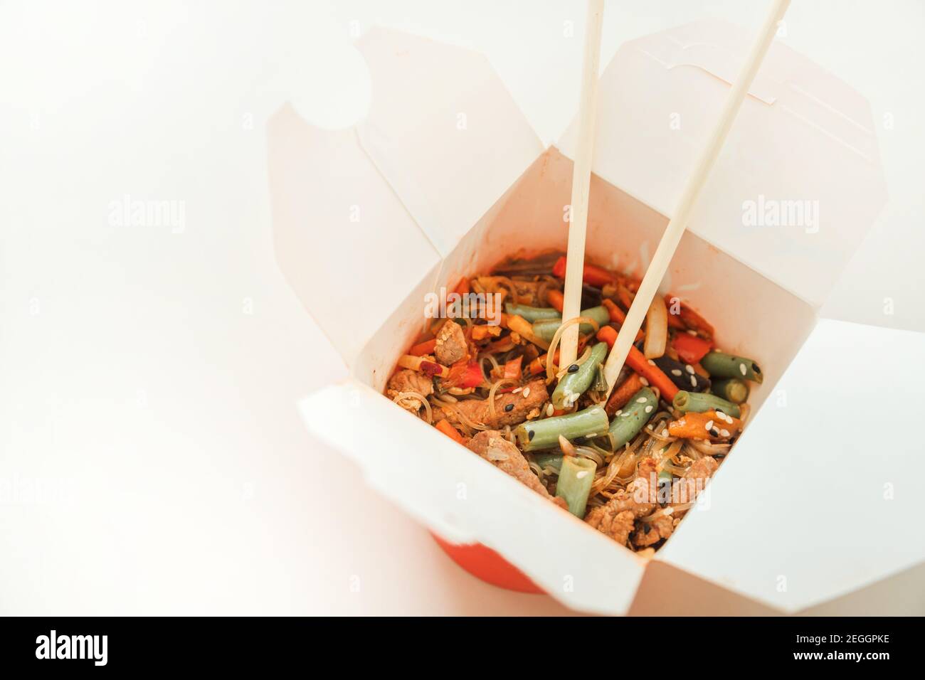 Chinese takeaway box noodles hi-res stock photography and images - Alamy
