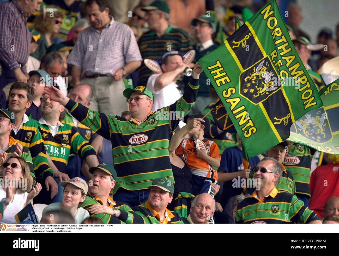 Northampton saints fans cheer on their team hi-res stock photography ...